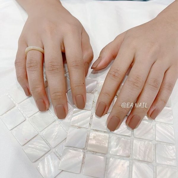 “Milk tea” nails are the minimalistic trend we’ll be wearing all year ...